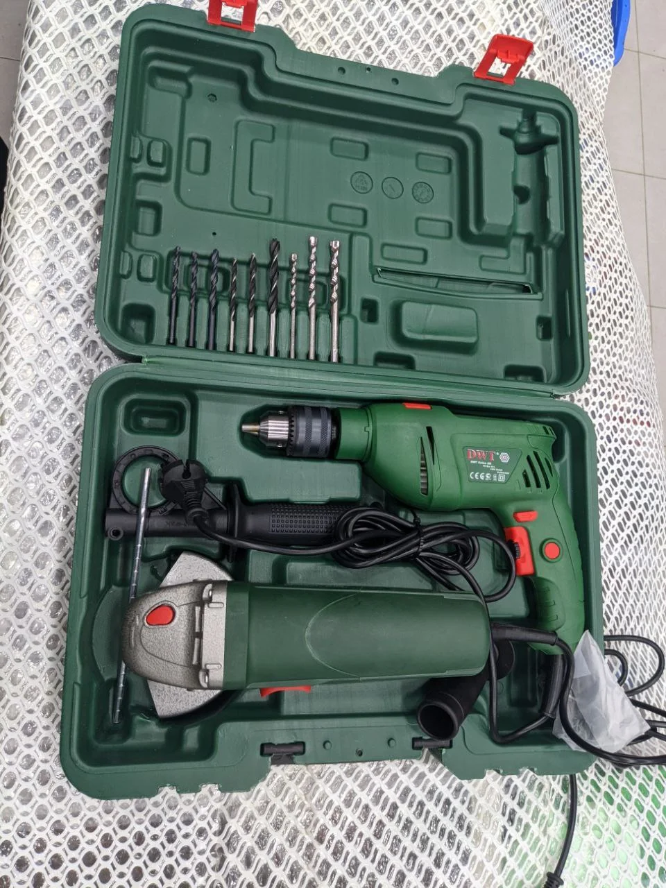 chignole et tronçonneuse