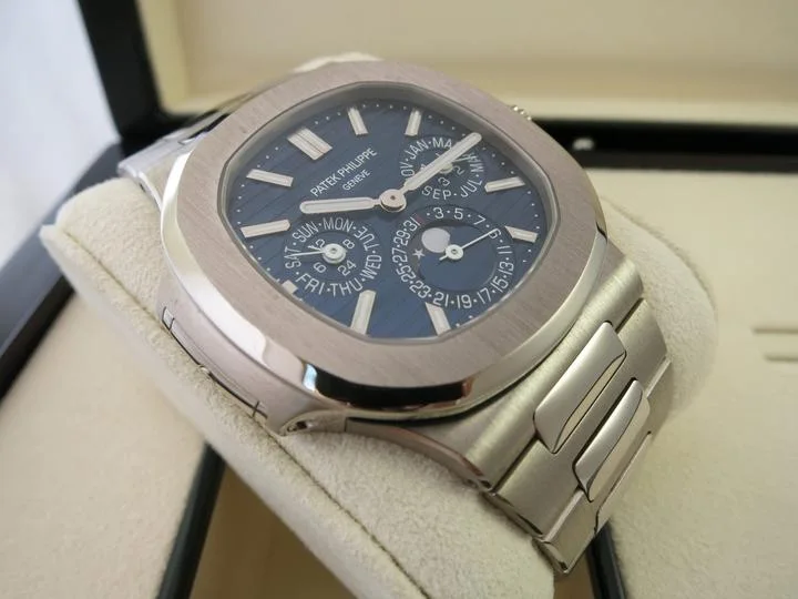 PATEK PHILIPPE 5740G NAUTILUS QUANTIÈME PERPÉTUEL COMPLET